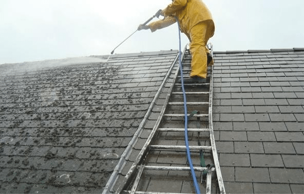 Ontmossen van daken [Prijzen + Handige tips] | Homedeal